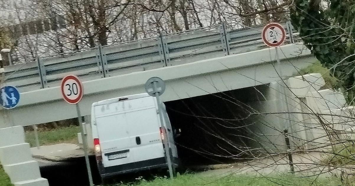 Dodávka opäť uviazla pod rýchlostnou cestou v Nitre. - Pravý Uhol